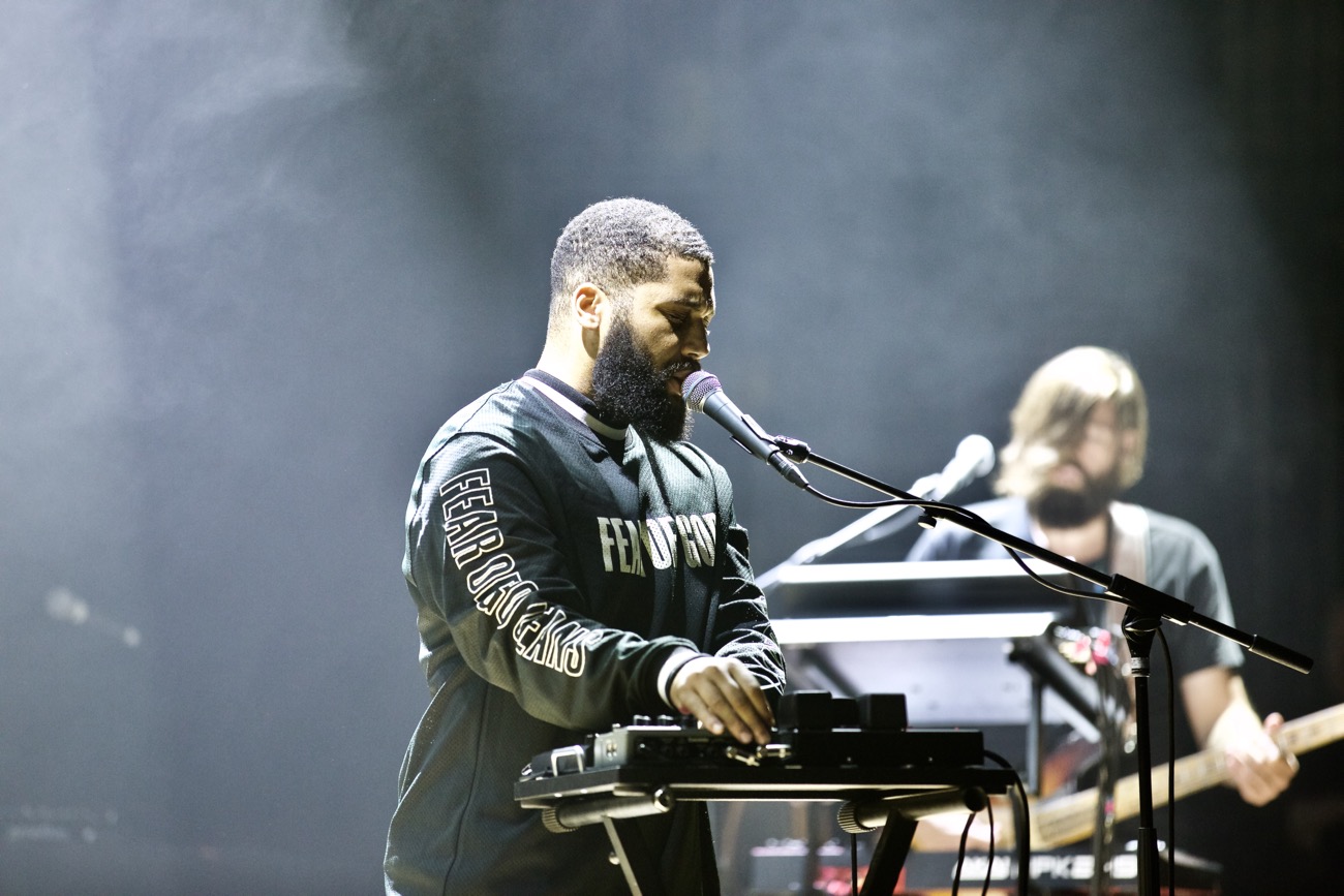 Sam Dew Takes Center Stage In L.A. Opening For BANKS [PHOTOS] - Blurred ...