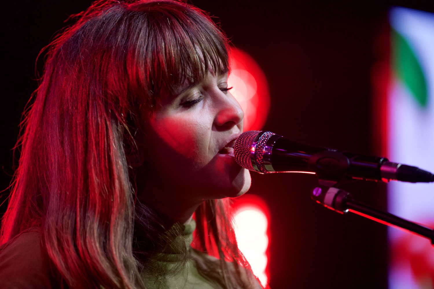 Amber Coffman Delights Girlschool With Her Infectious Pop Sensibilities ...