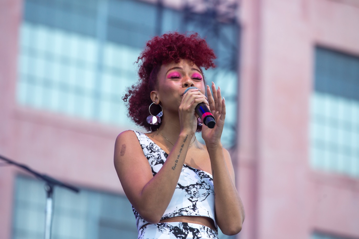 19 Year Old Ravyn Lenae Proves She Has Talent To Spare At AMF - Blurred ...