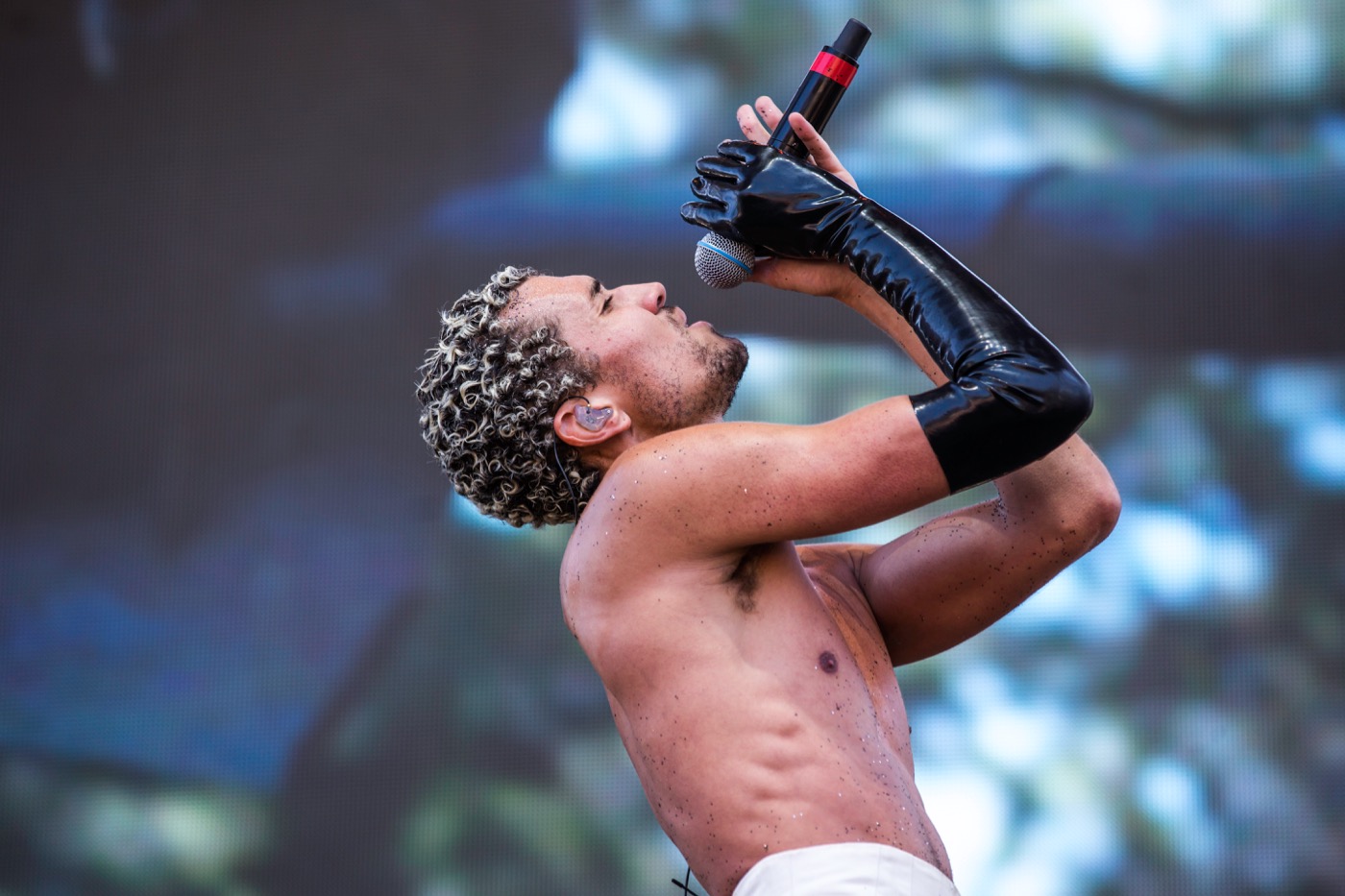 Saro Takes His Performance To Another Level At L.A. Pride! - Blurred ...