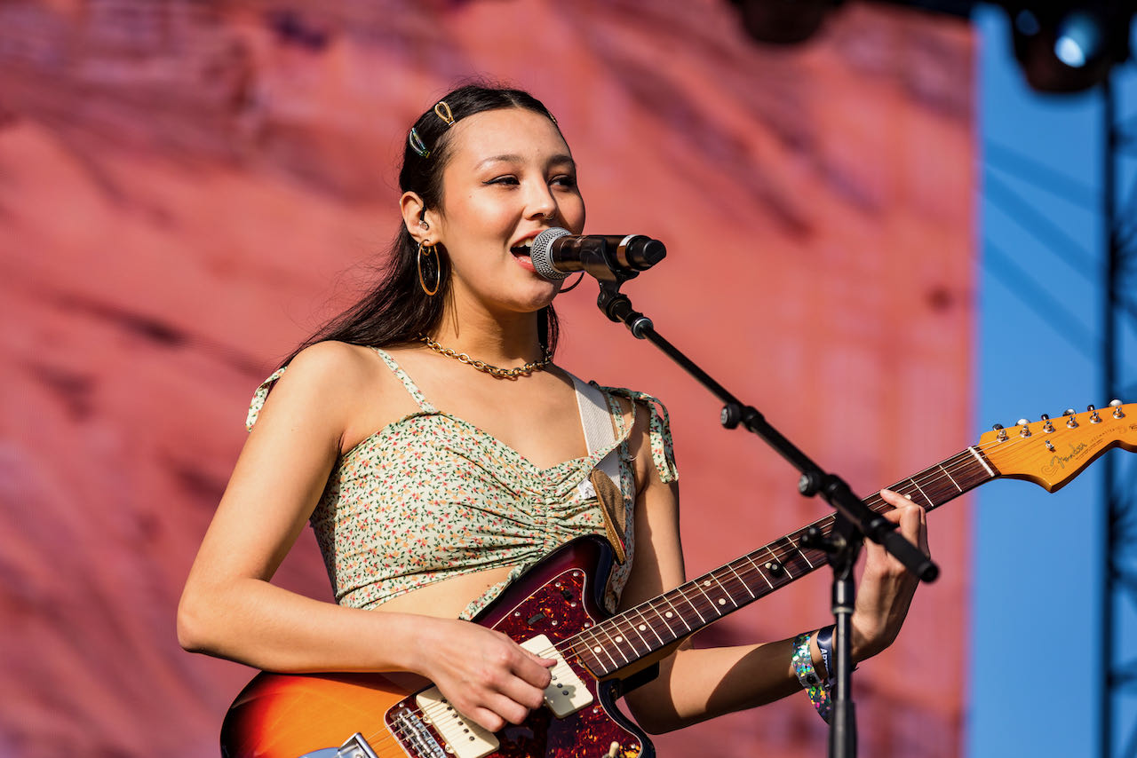 Luna Li Set The Perfect MidAfternoon Mood At Head In The Clouds ...