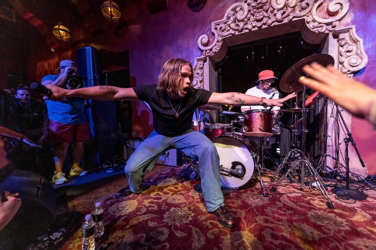 Oliver Malcolm Brings The House Down For School Night - Blurred Culture