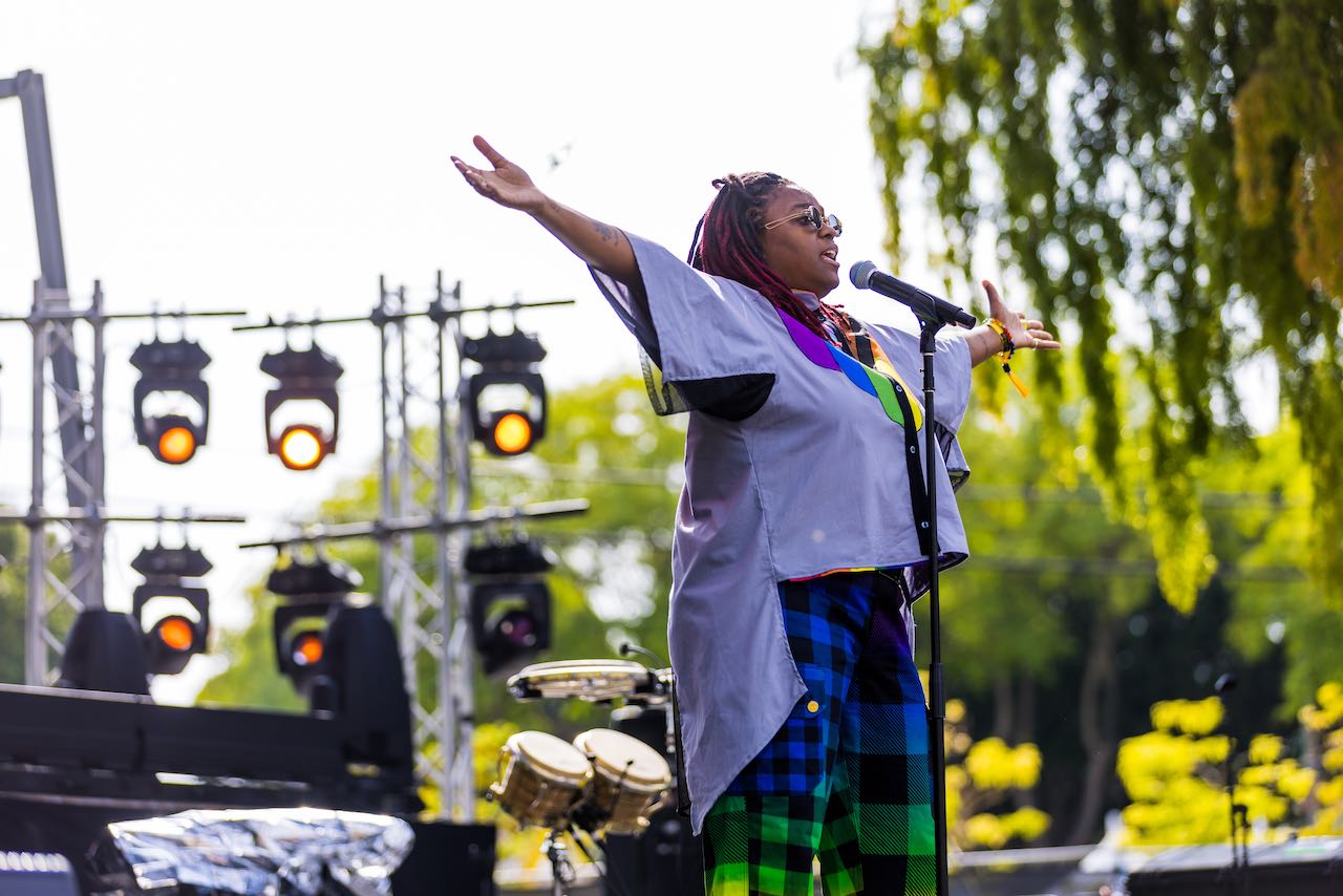 Kaleena Zanders Performs Her Latest Single "We'll Stand Together" at ...