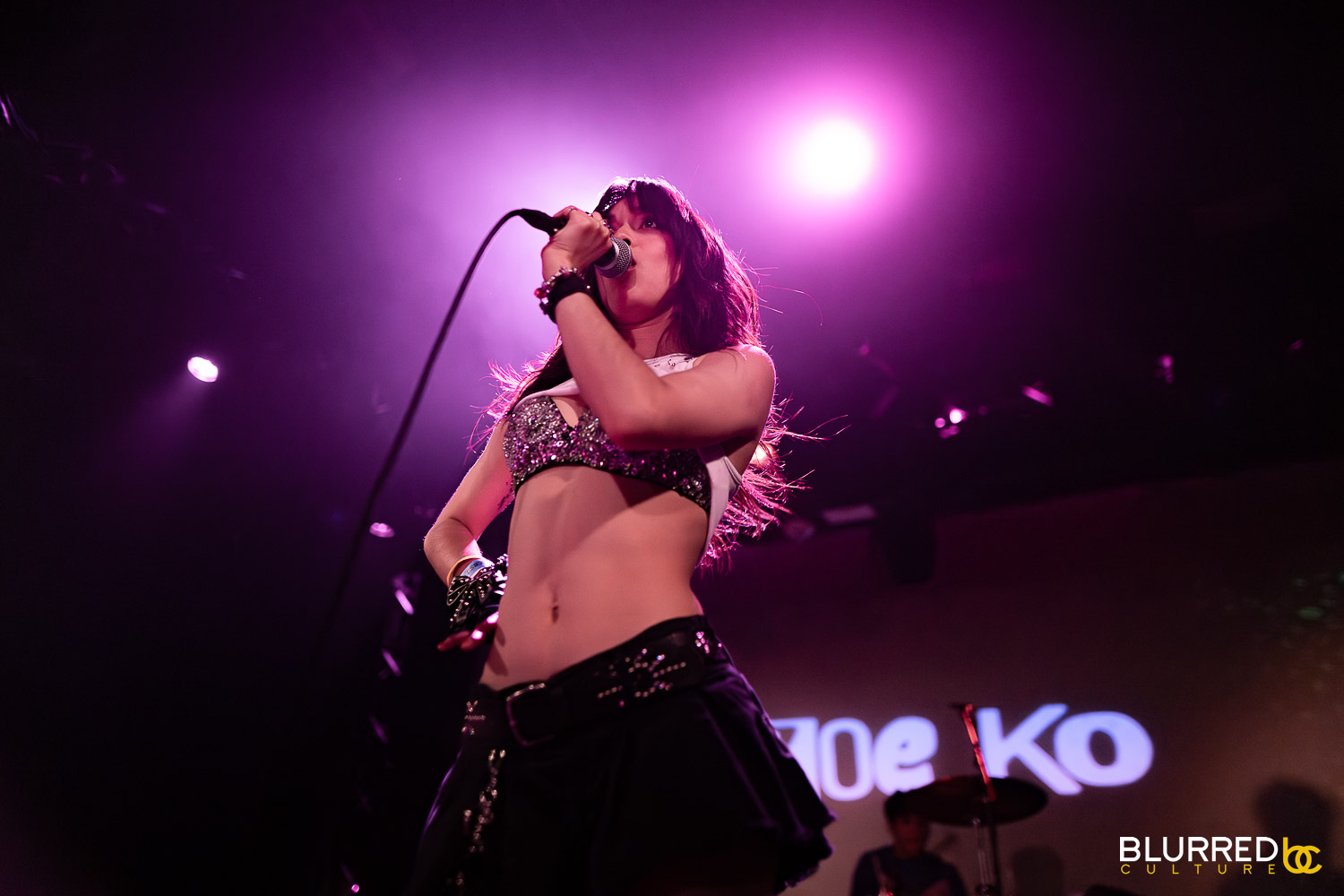 Zoe Ko Electrifies the Stage: A Riveting Prelude to KiNG MALA's Show - Blurred Culture
