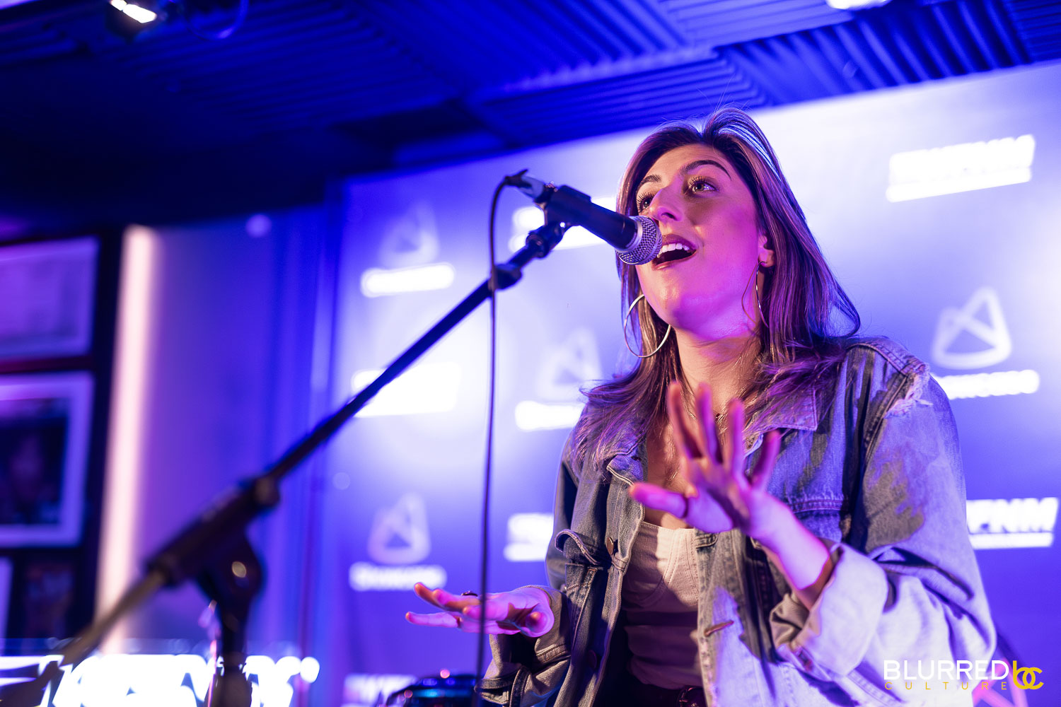 Easae Captivates with Emotional Storytelling in Intimate Live ...